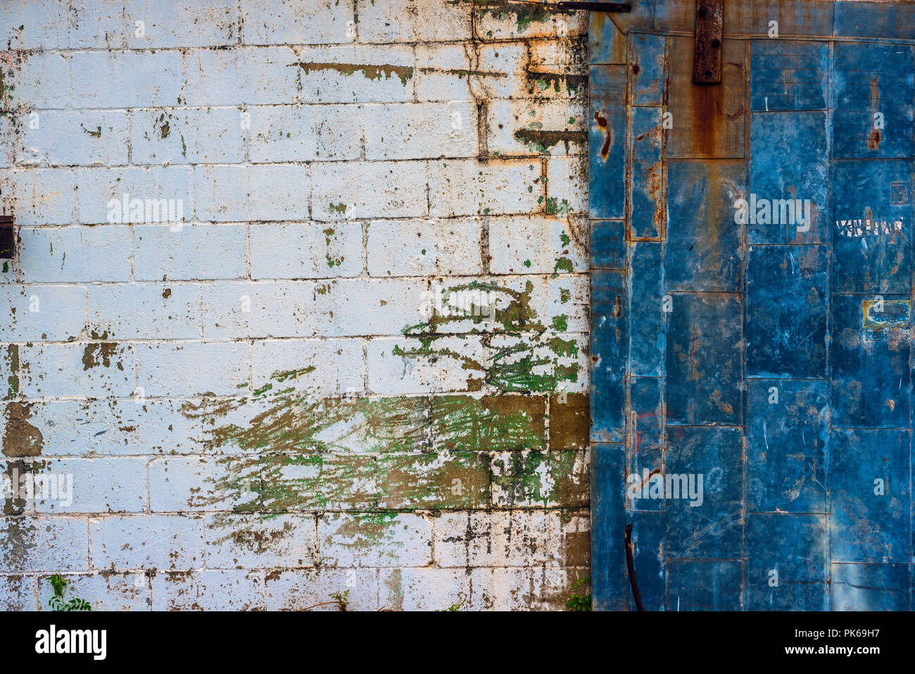 rusty rustic corrugated metal barn building Stock Photo - Alamy