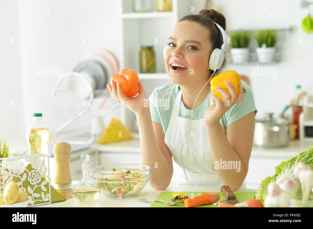 Portrait of girl in the kitchen cook Stock Photo - Alamy