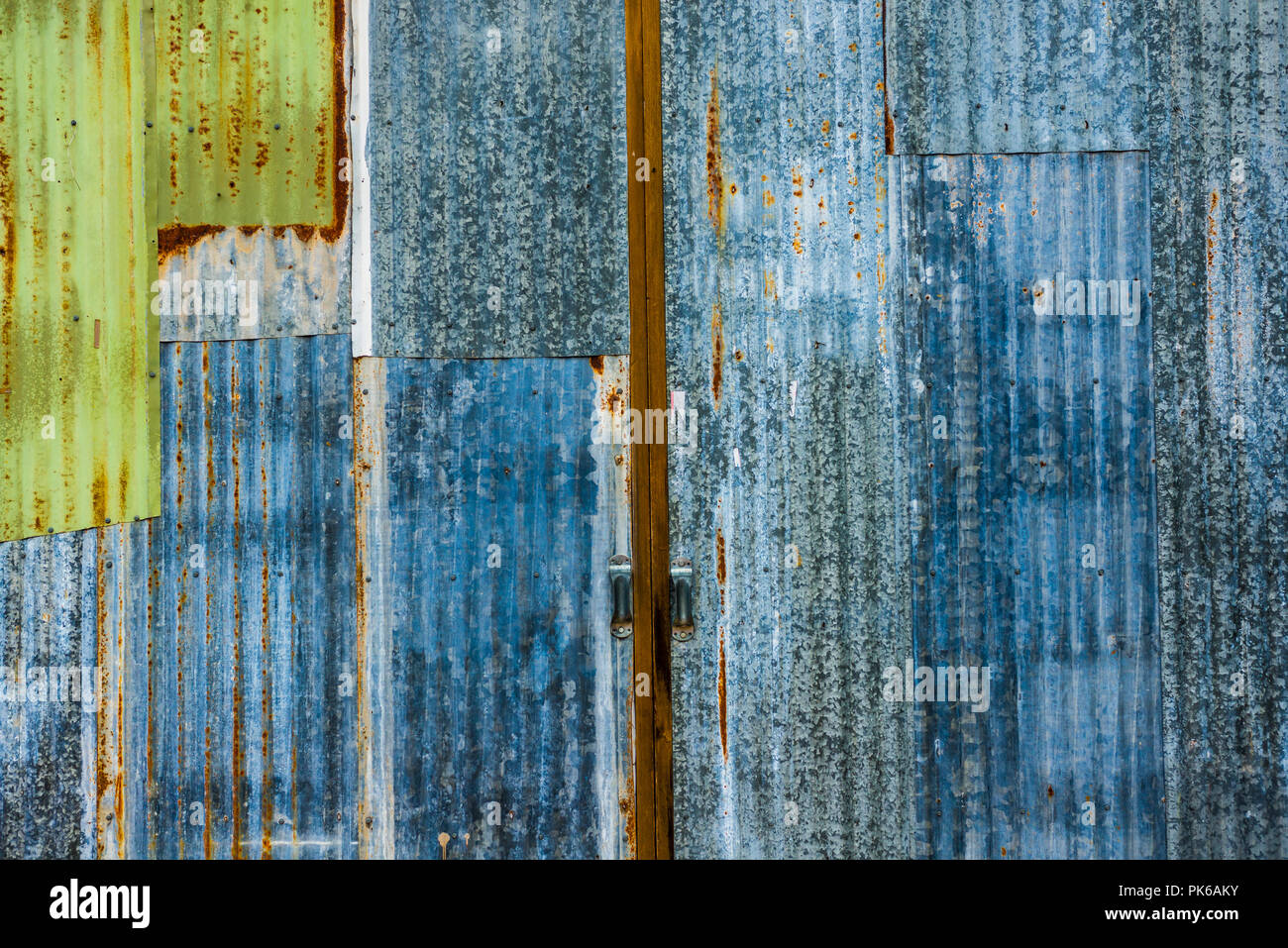 rusty rustic corrugated metal barn building Stock Photo - Alamy