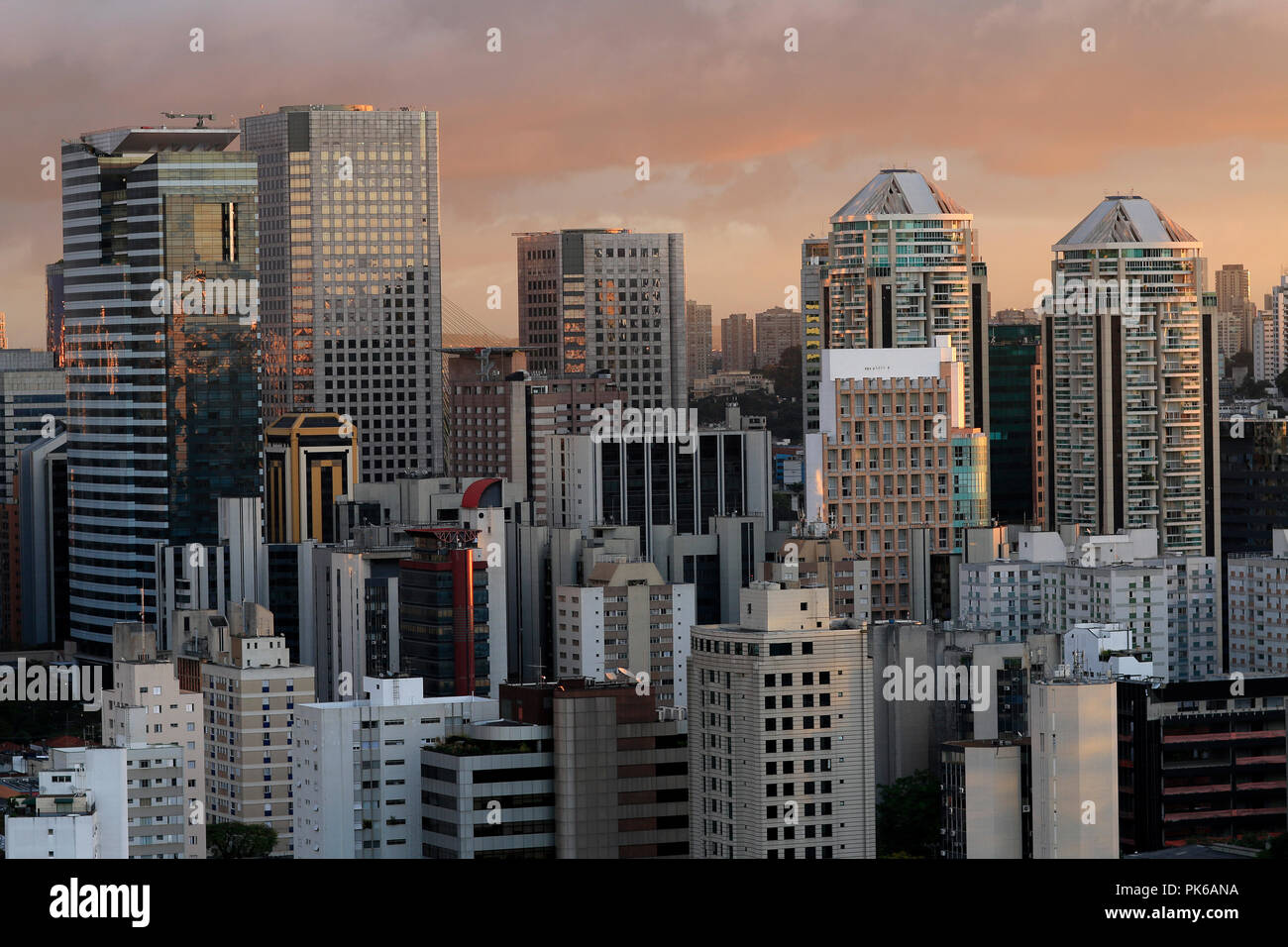 Big buildings hi-res stock photography and images - Alamy