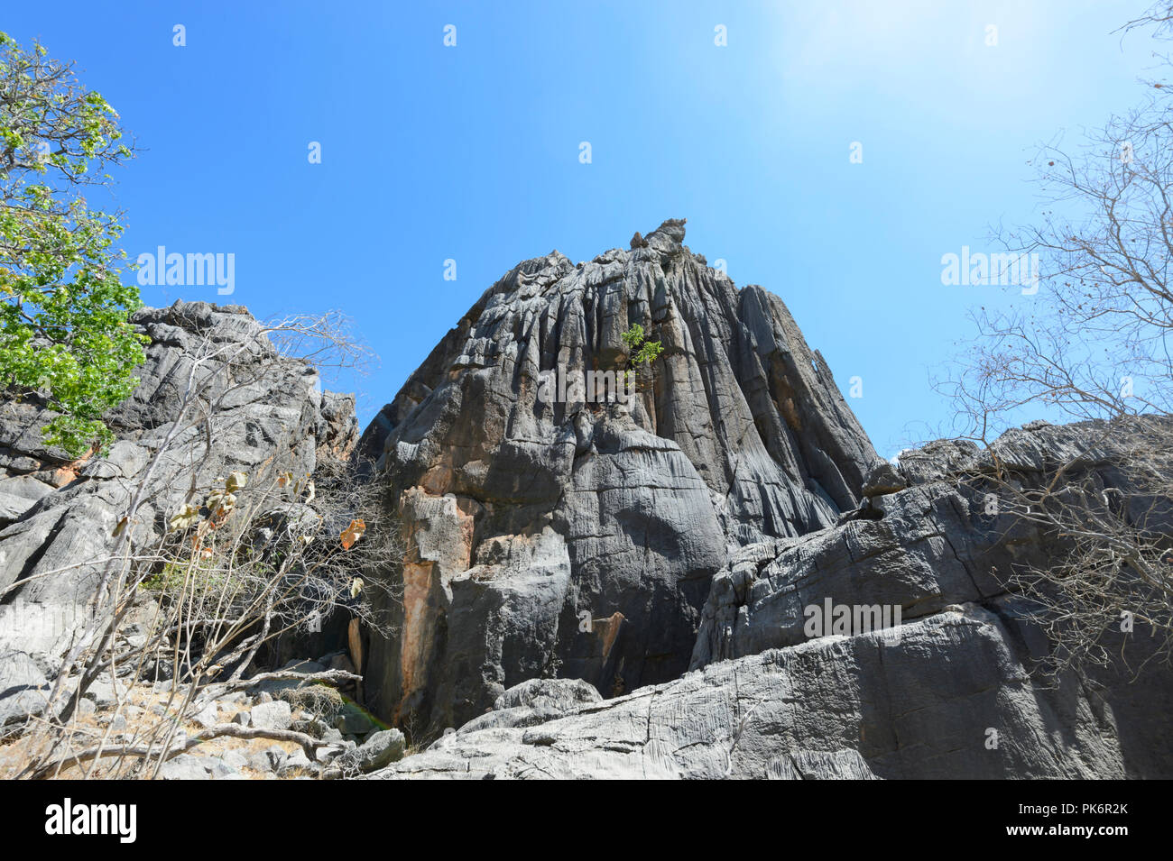 Spectacular limestone outcrop at the Archways caves system, Chillagoe ...
