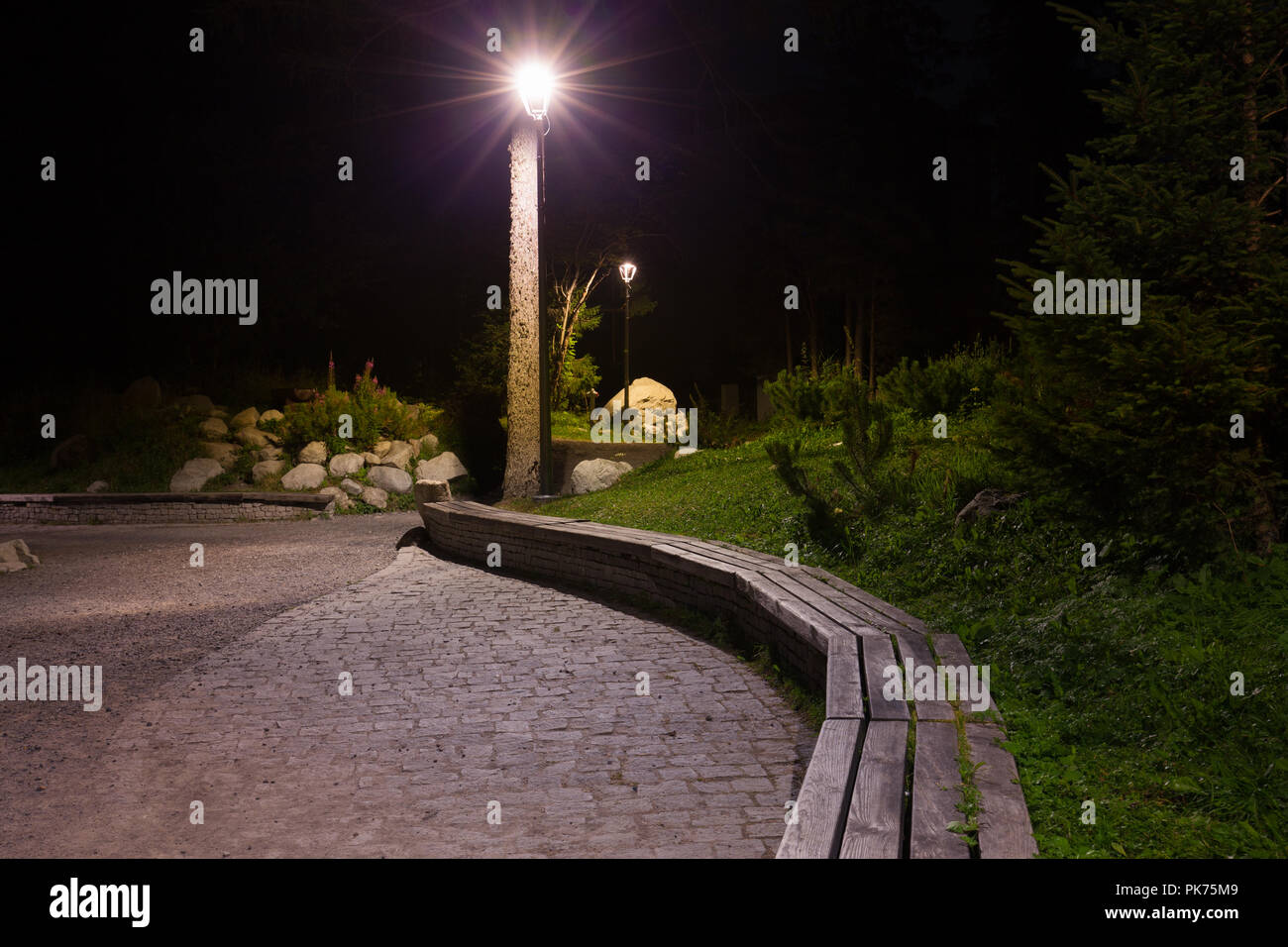 A bench under the street lamp hi-res stock photography and images - Alamy