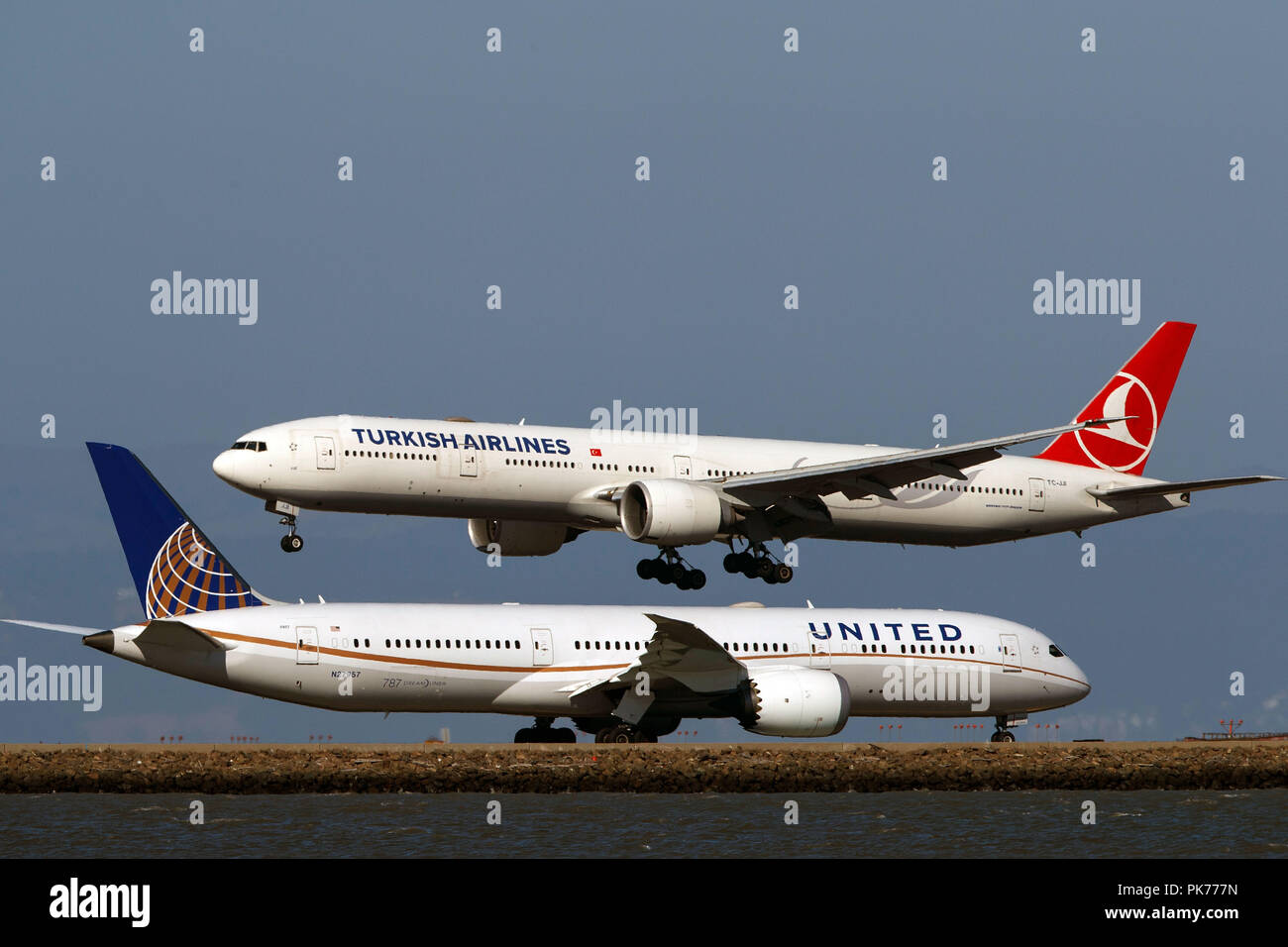 Boeing 777-3F2(ER) (TC-JJI) operated by Turkish Airlines landing past ...