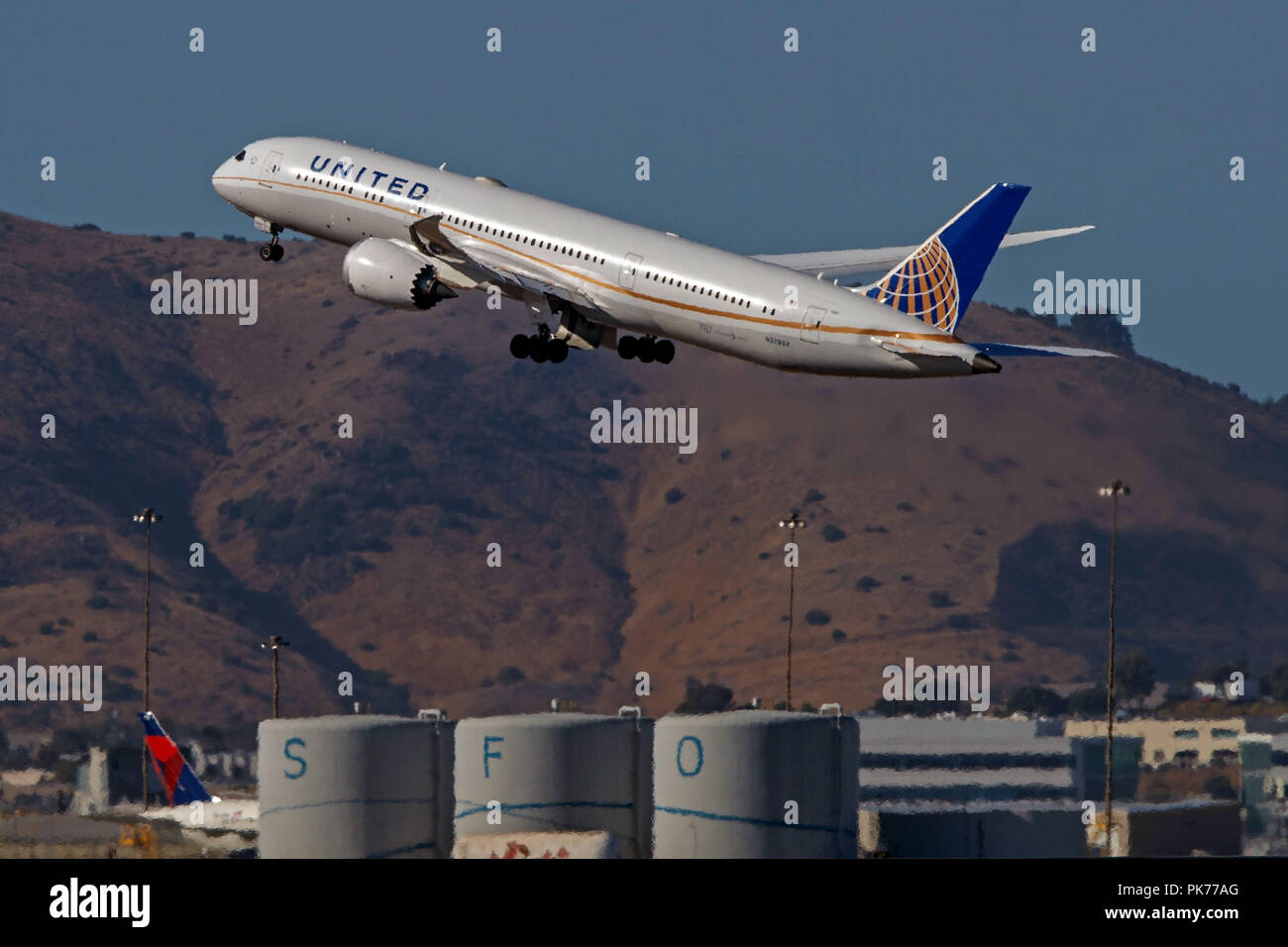 Boeing 787-9 Dreamliner (N27957) operated by United Airlines departing ...