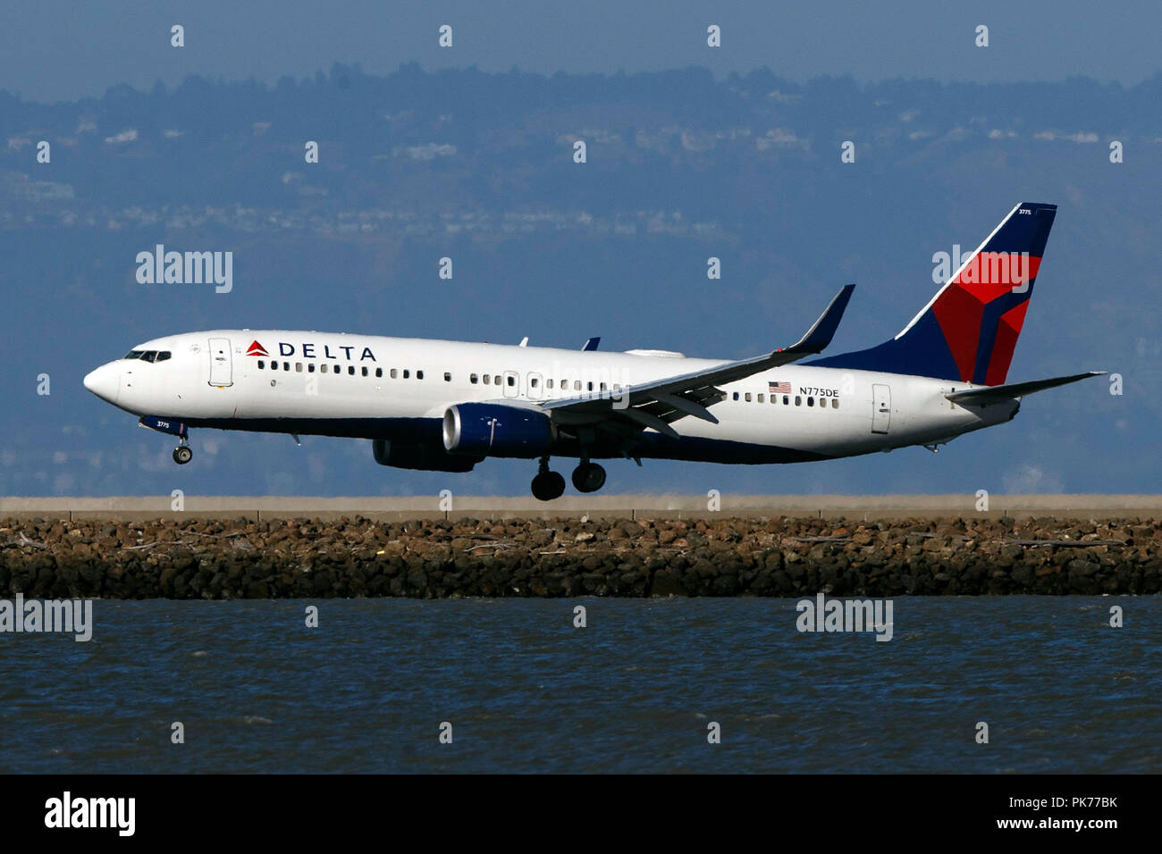 Boeing 737-8EH (N775DE) operated by Delta Air Lines landing at San ...