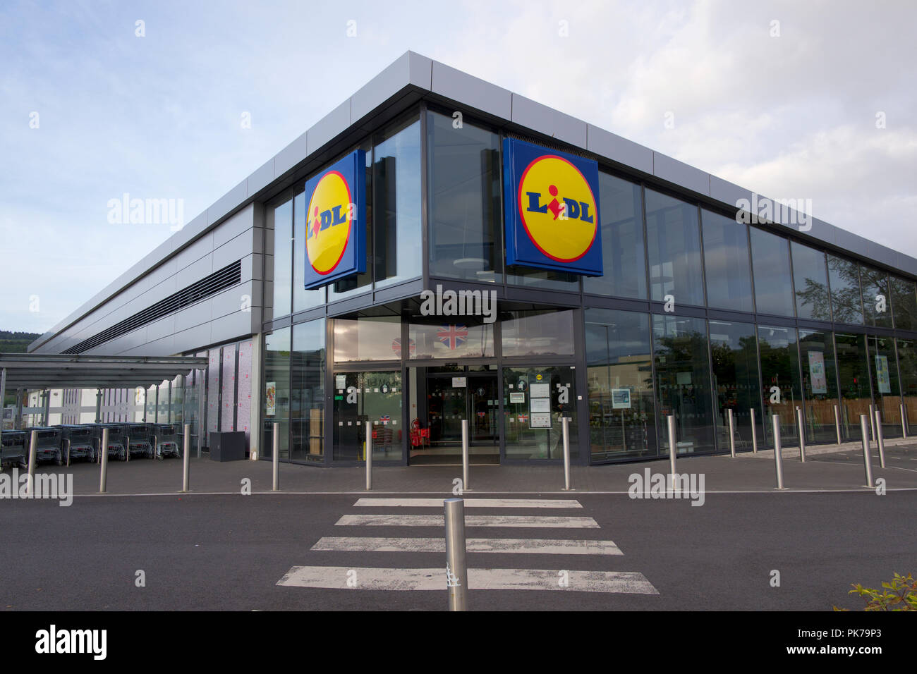 Supermarket exterior hi-res stock photography and images - Alamy