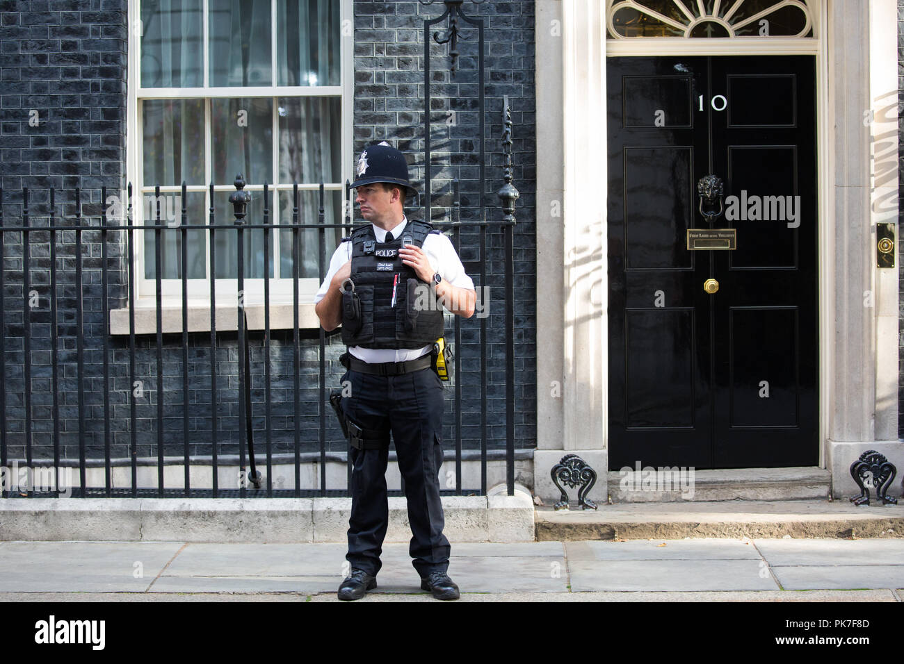 Policeman Outside 10 Downing Street High Resolution Stock Photography ...