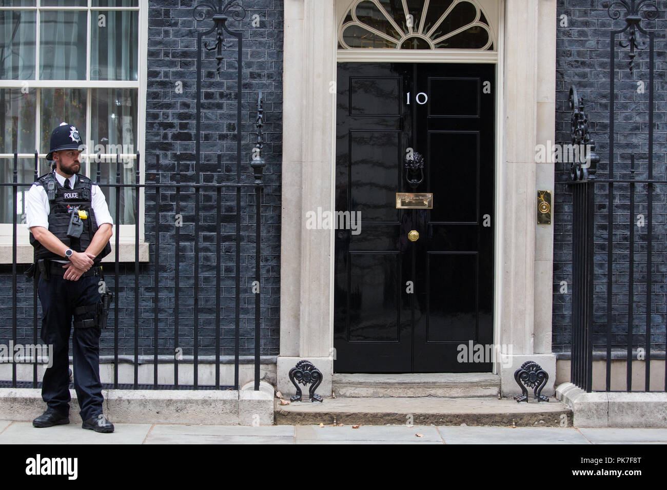 Policeman Outside 10 Downing Street High Resolution Stock Photography ...