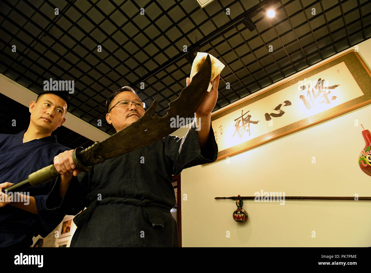 (180912) -- SHIJIAZHUANG, Sept. 12, 2018 (Xinhua) -- Yan Min (R) wipes ...