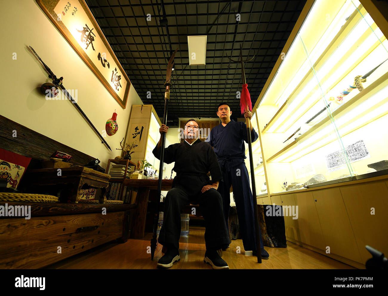 (180912) -- SHIJIAZHUANG, Sept. 12, 2018 (Xinhua) -- Yan Min (L ...