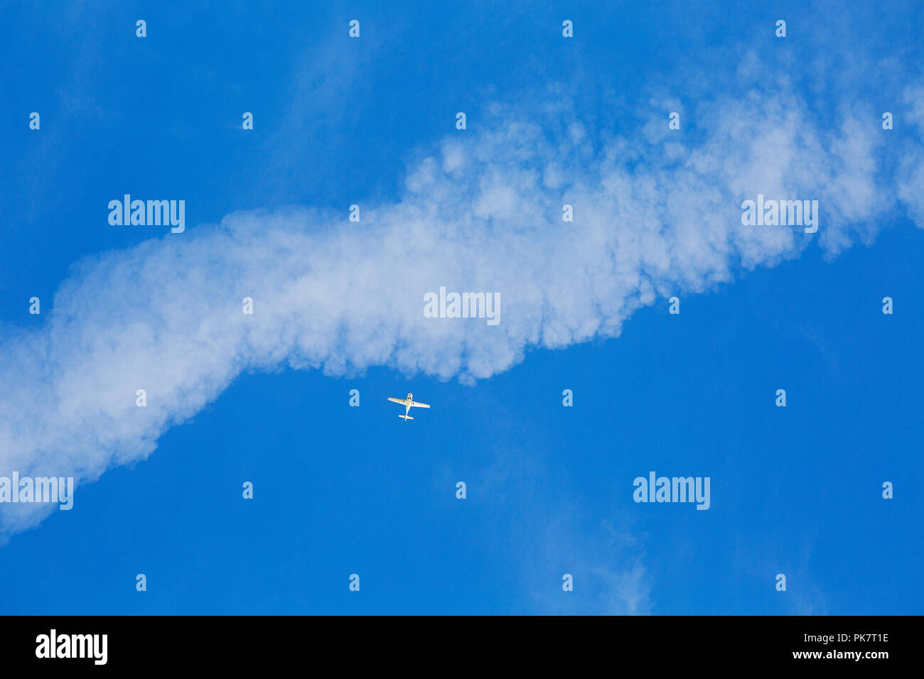 Single engine passenger plane hi-res stock photography and images - Alamy