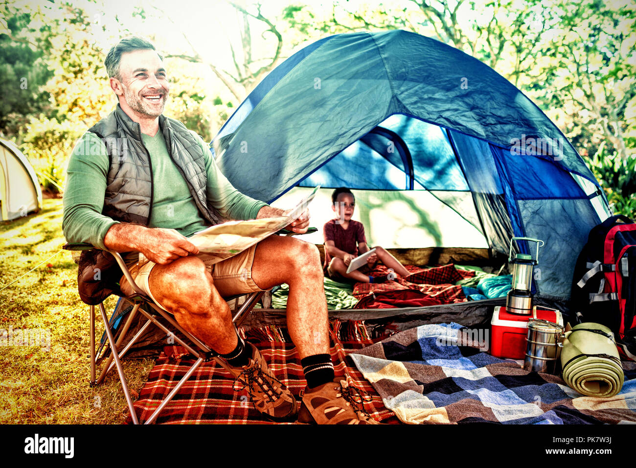 Man reading map hi-res stock photography and images - Alamy
