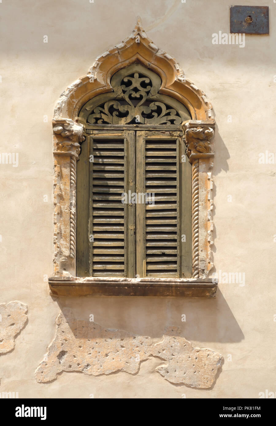 Italian window shutters hi-res stock photography and images - Alamy