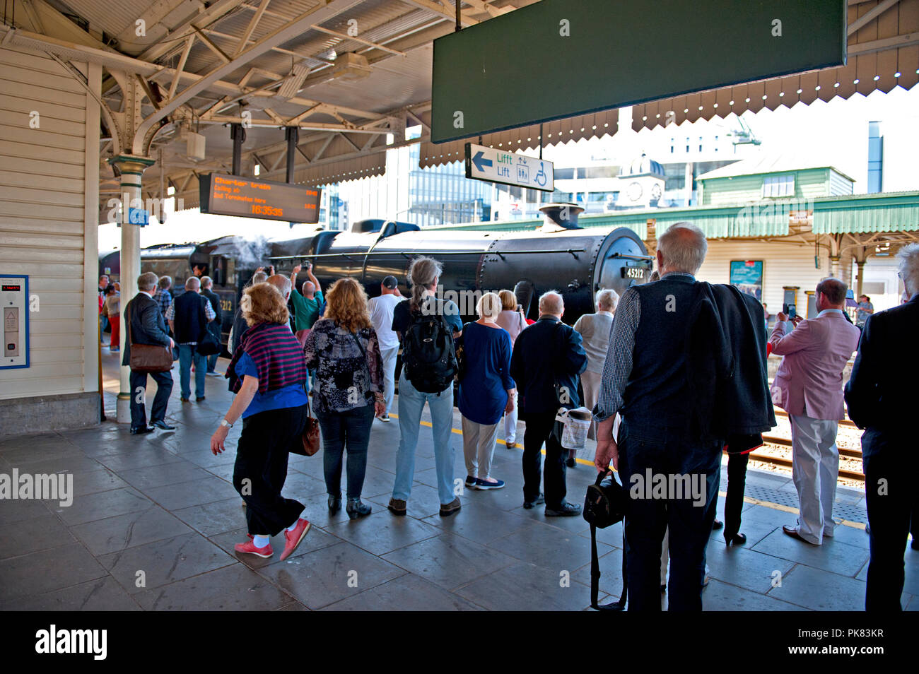 Cardiff central platform hi-res stock photography and images - Alamy
