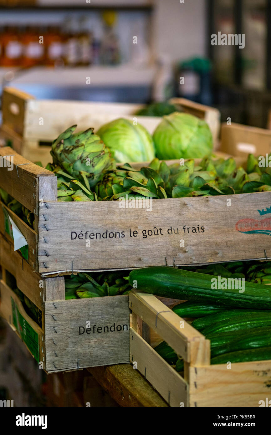 Organic veg in wood box hi-res stock photography and images - Alamy