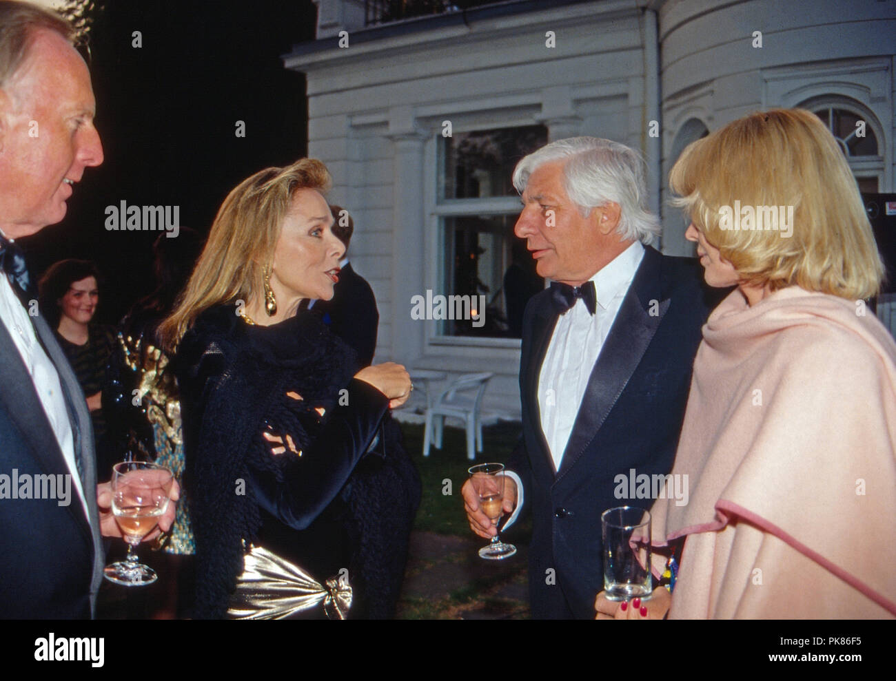 Schauspielerin Monika Peitsch unterhält sich mit Gunter und Mirja Sachs ...