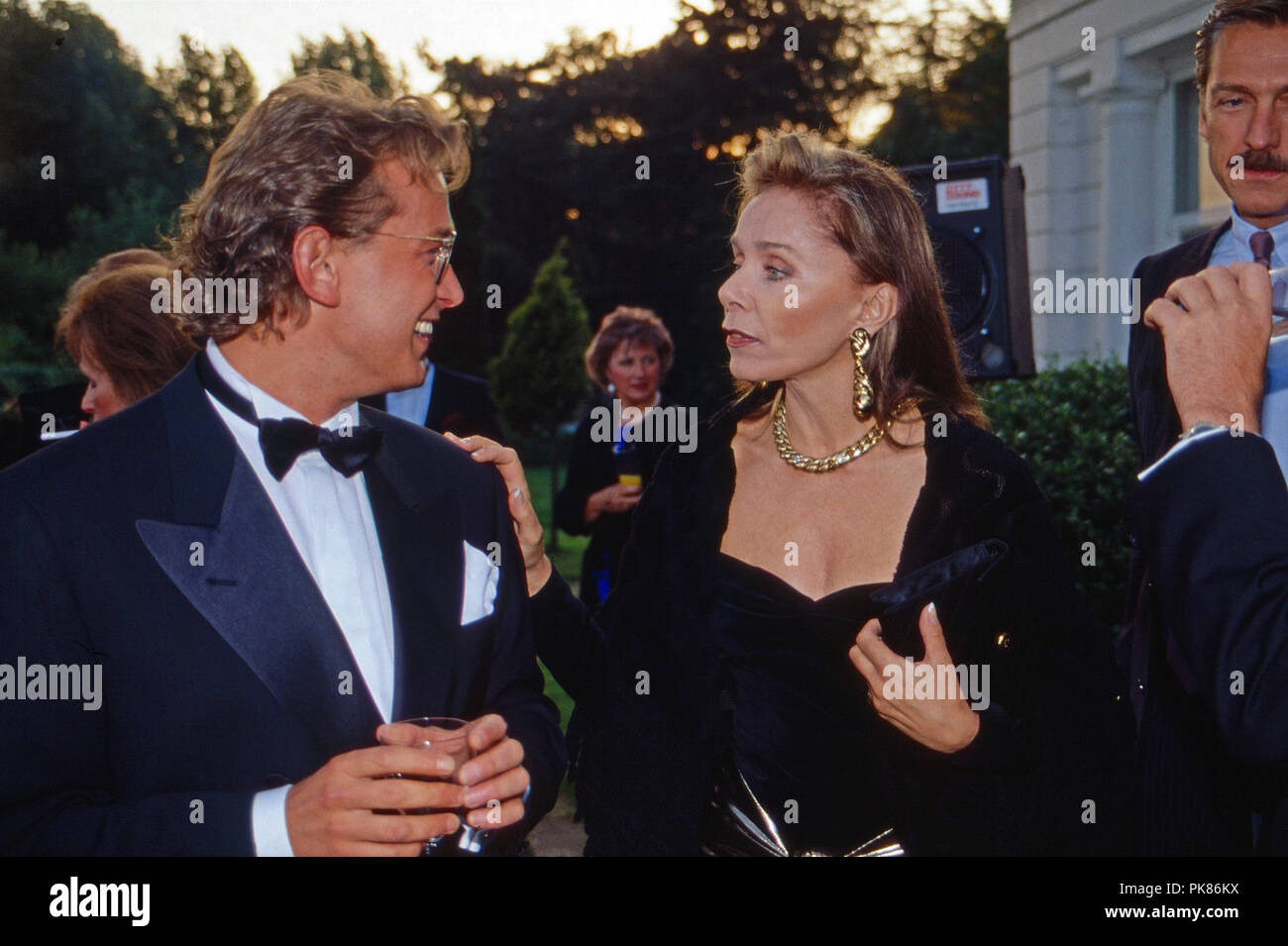 Starfriseur Gerhard Meir (links) im Gespräch mit Schauspielerin Monika ...