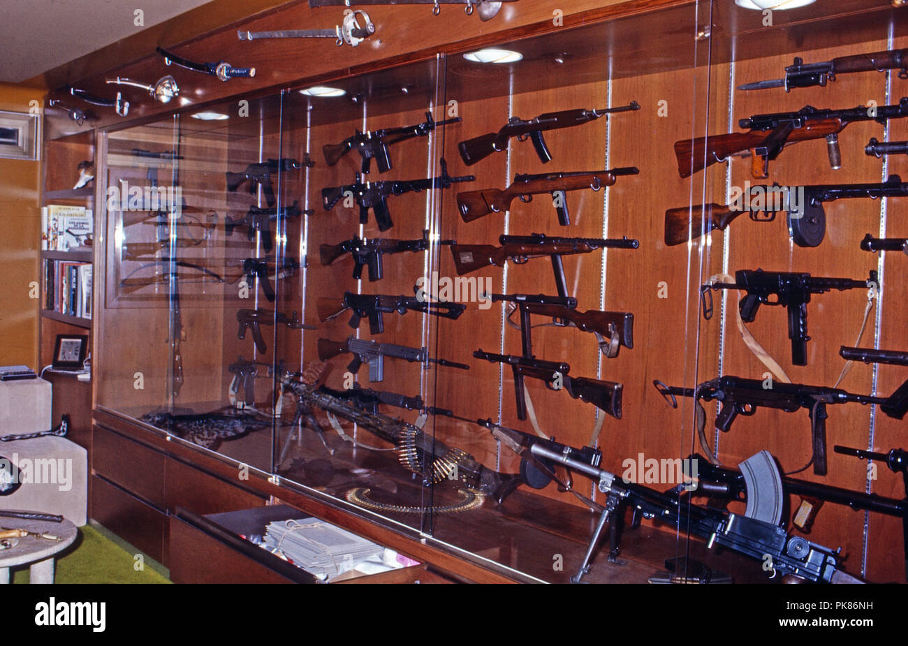 Waffensammlung in der Villa von Viktor Emanuel Prinz von Savoyen bei Genf, Schweiz 1978. Rifle ...