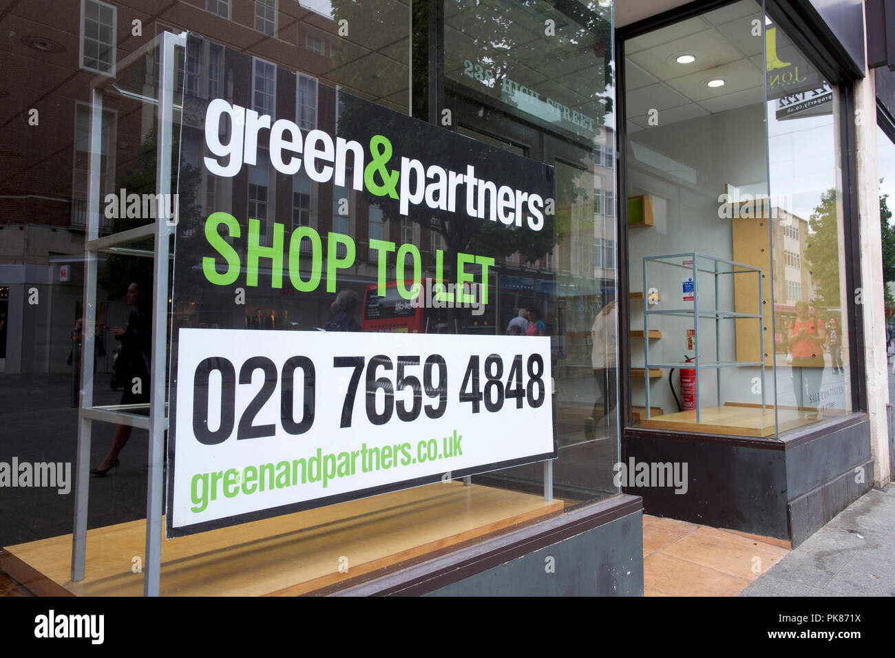 Retail letting hi-res stock photography and images - Alamy