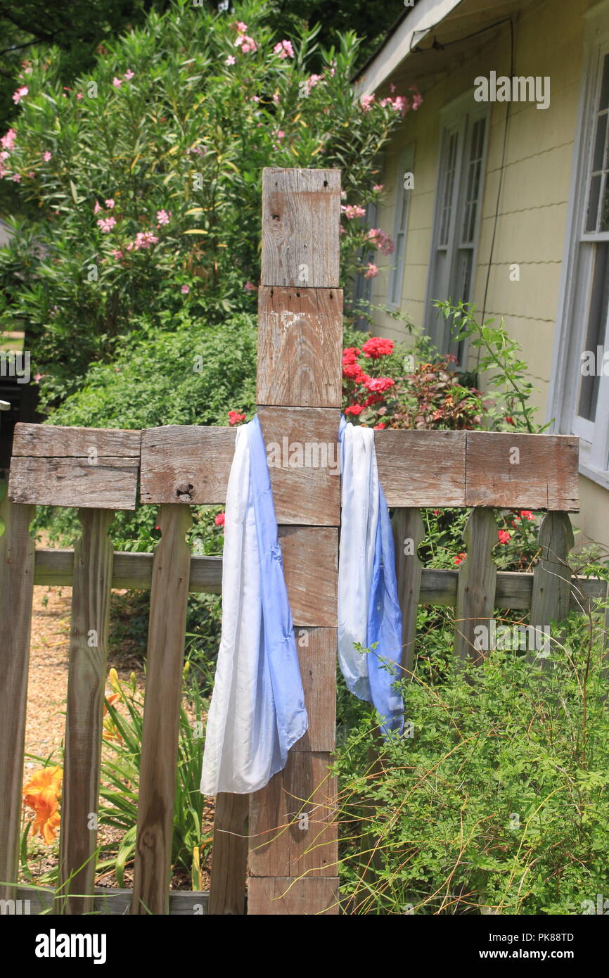 Cross fence hi-res stock photography and images - Alamy