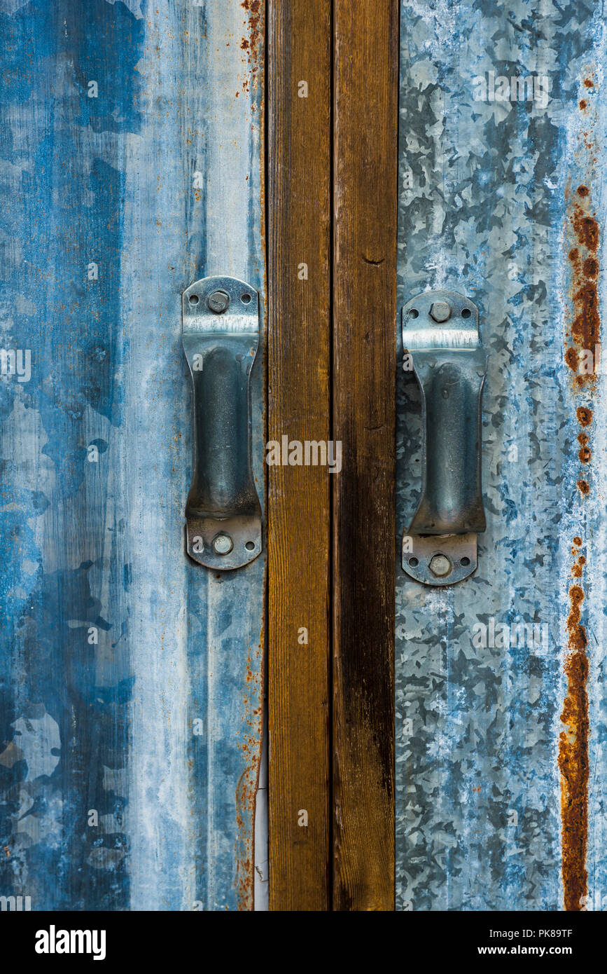 rusty rustic corrugated metal barn building Stock Photo - Alamy