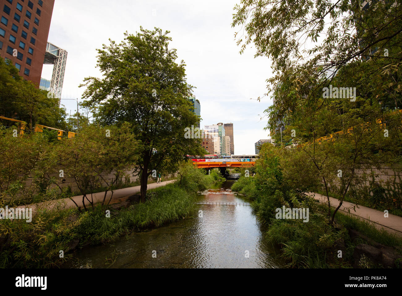 Cheonggyecheon river hi-res stock photography and images - Alamy