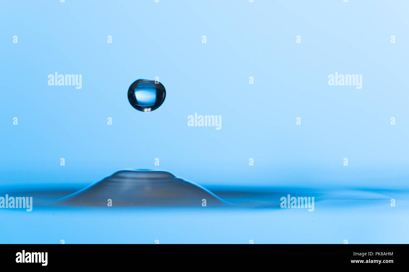 Splash of the falling drops of water Stock Photo - Alamy