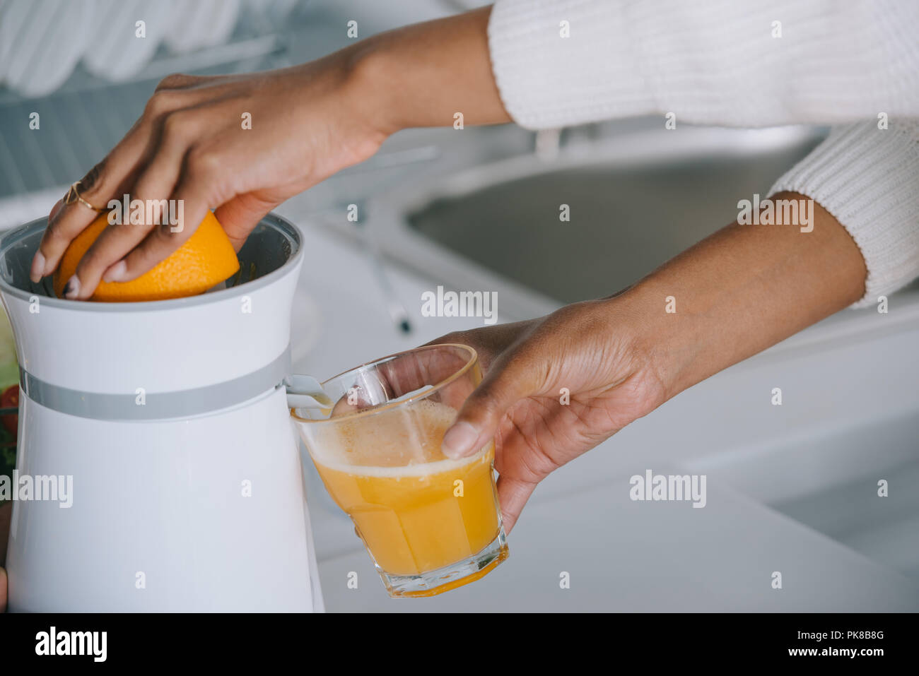 Squeezing an orange hi-res stock photography and images - Alamy