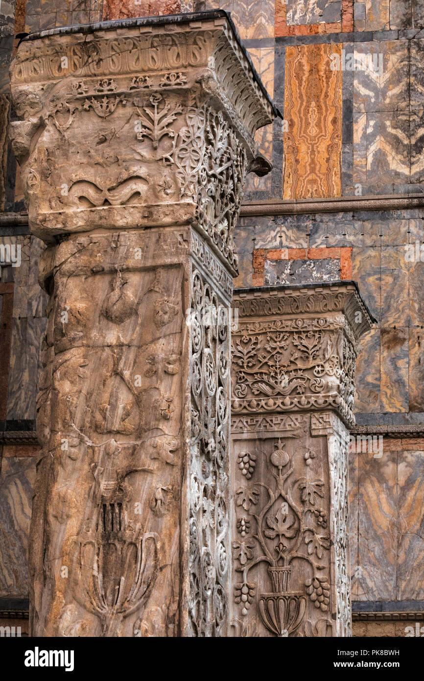 Symbolic twin columns outside the Doge's Palace in Venice Stock Photo ...