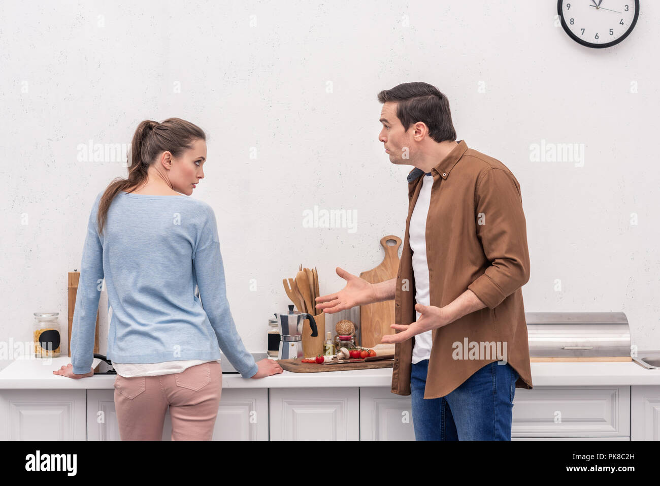 side view of adult couple having argument at kitchen Stock Photo - Alamy