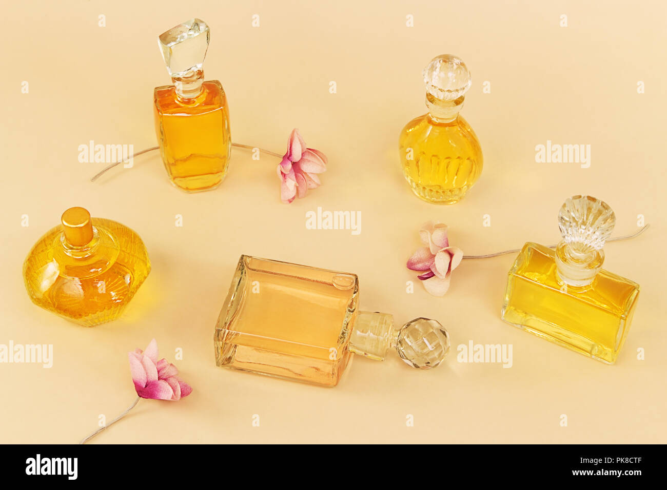 Vintage perfume bottles hi-res stock photography and images - Alamy