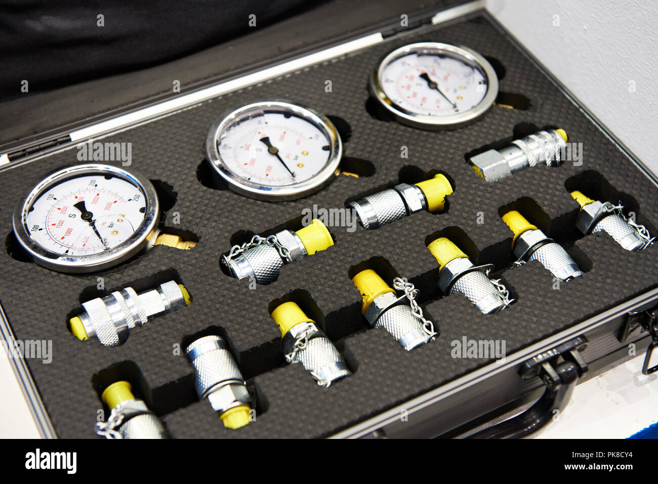 Oil pressure gauge hi-res stock photography and images - Alamy