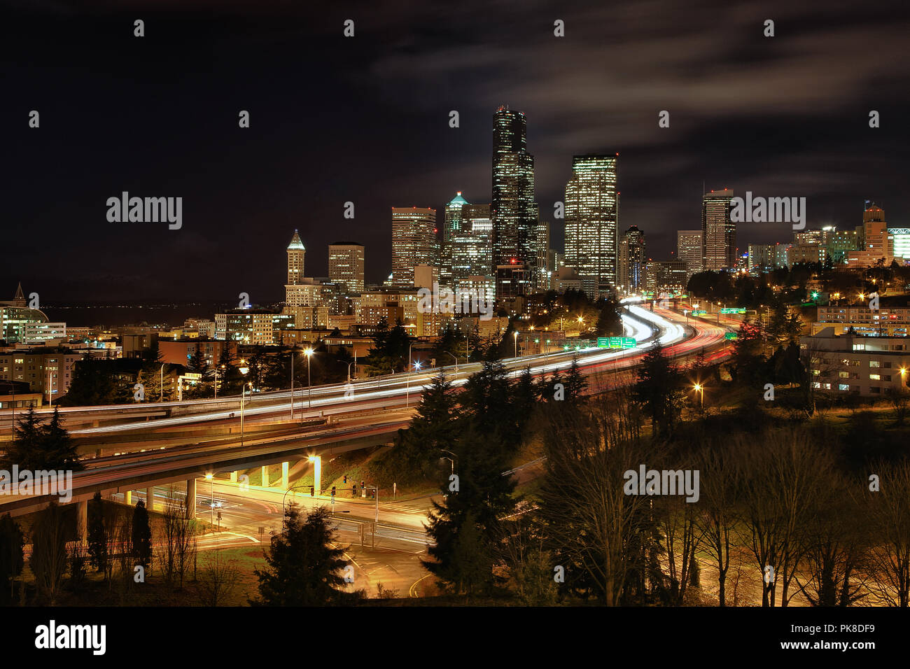 Seattle skyline at twilight hi-res stock photography and images - Alamy