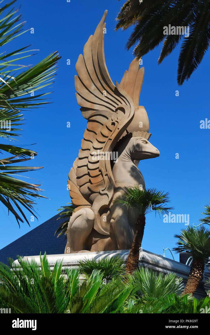 Griffin statue hi-res stock photography and images - Alamy