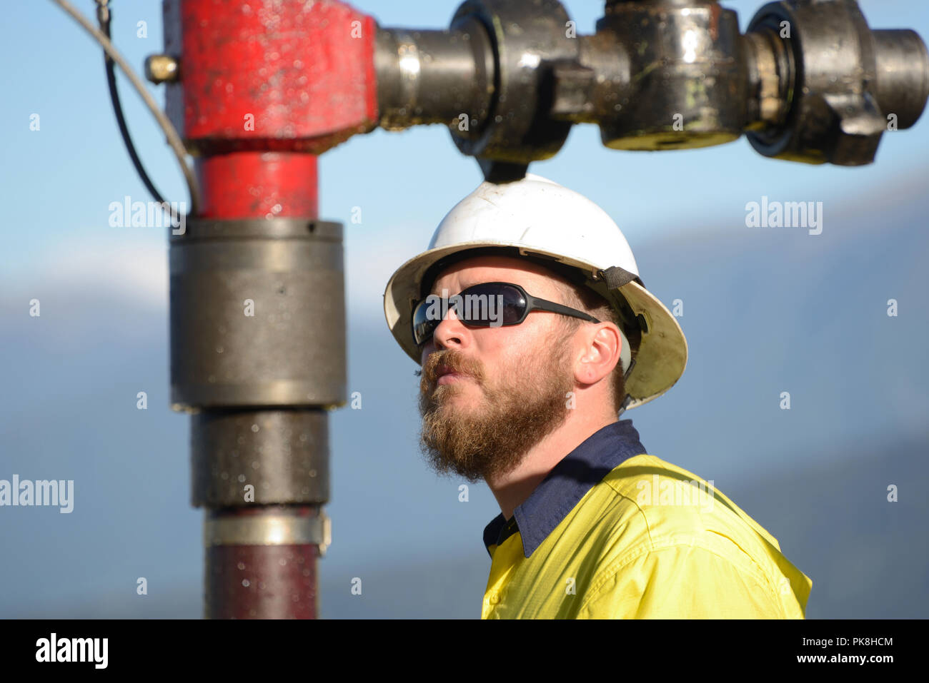 Engineer working on oil rig hi-res stock photography and images - Alamy
