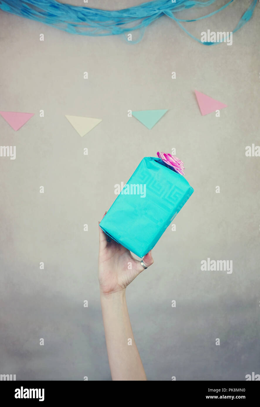 Hand holding a gift box Stock Photo - Alamy