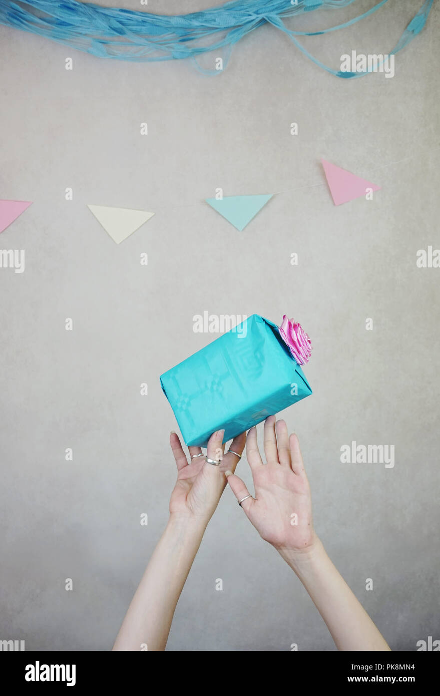 Hand holding a gift box Stock Photo - Alamy