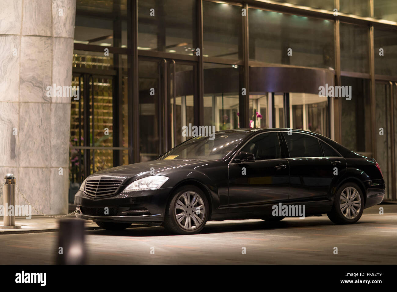A car in front of the luxury hotel Stock Photo - Alamy