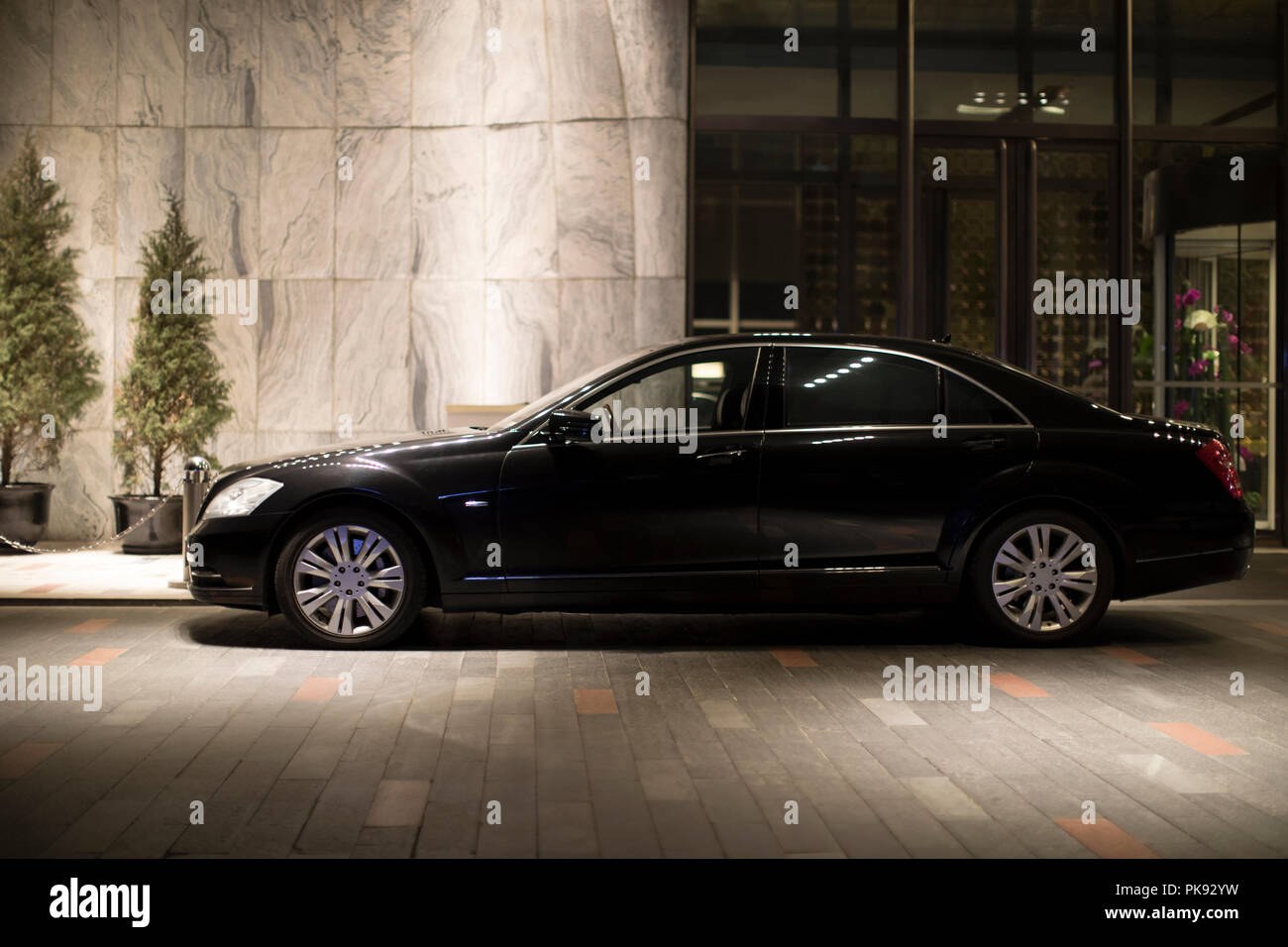 A car in front of the luxury hotel Stock Photo - Alamy