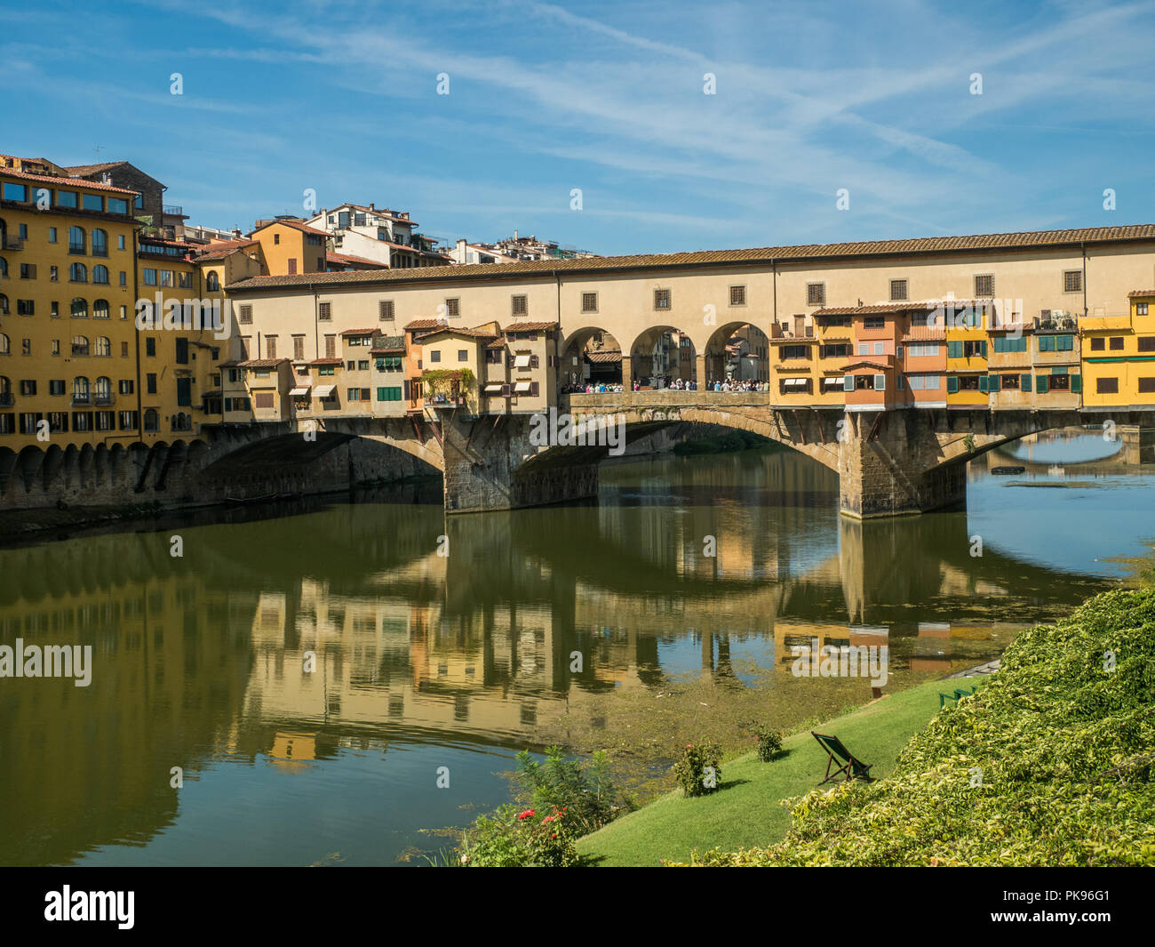 The medieval "Ponte Vecchio" Bridge over the River Arno in Florence ...