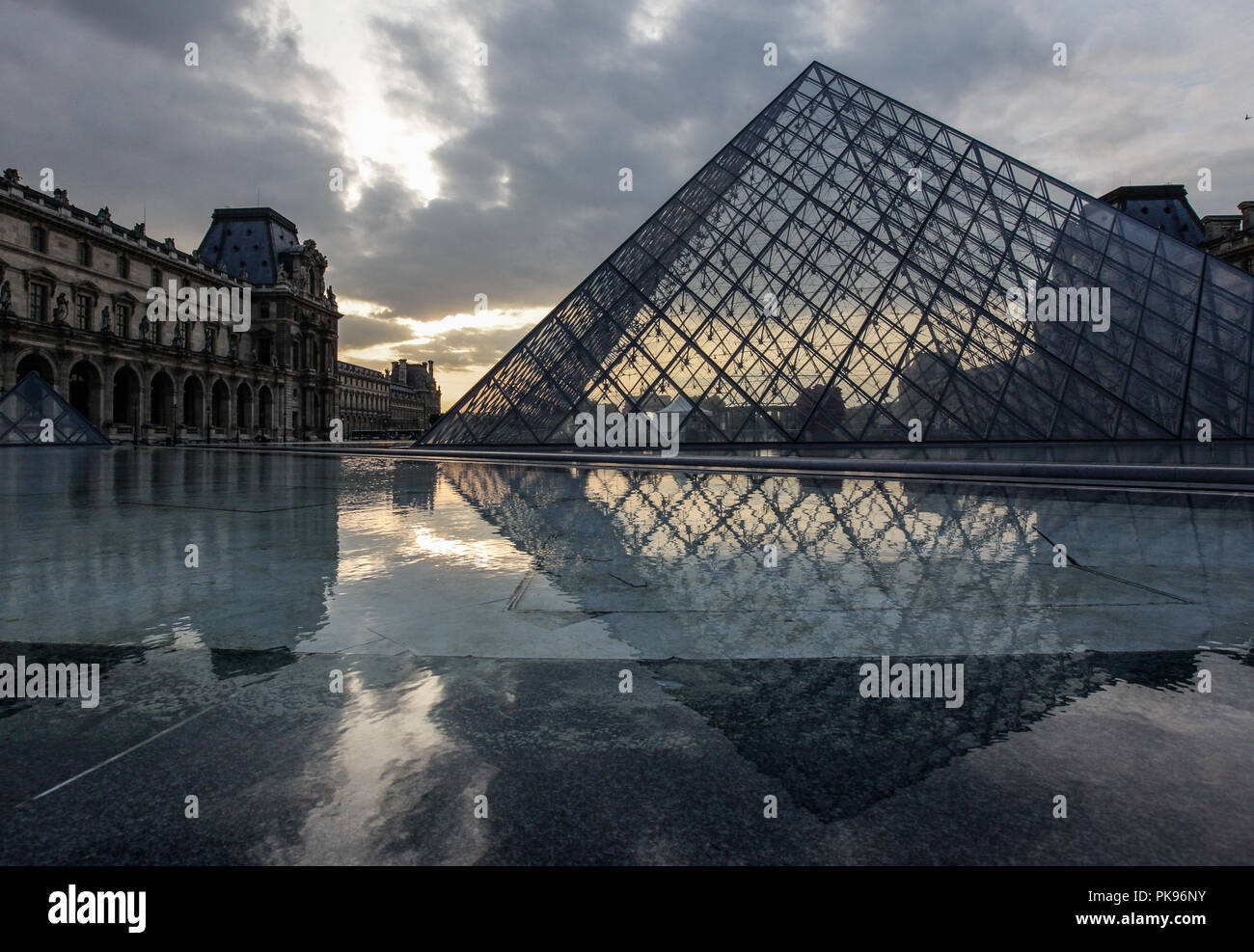 Modern parisienne architecture hi-res stock photography and images - Alamy