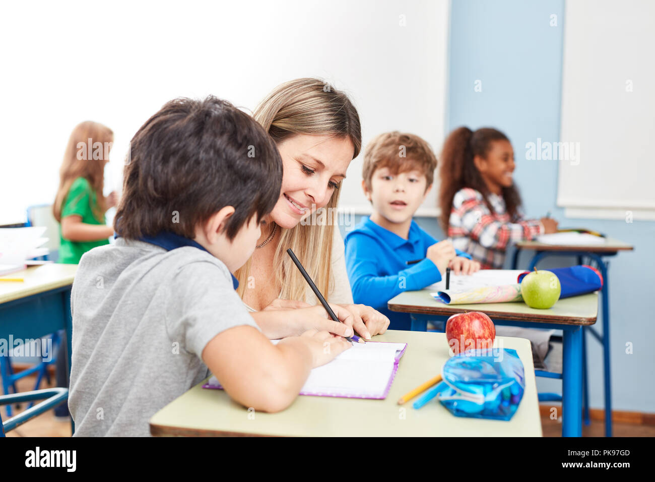 Teacher help student elementary hi-res stock photography and images - Alamy