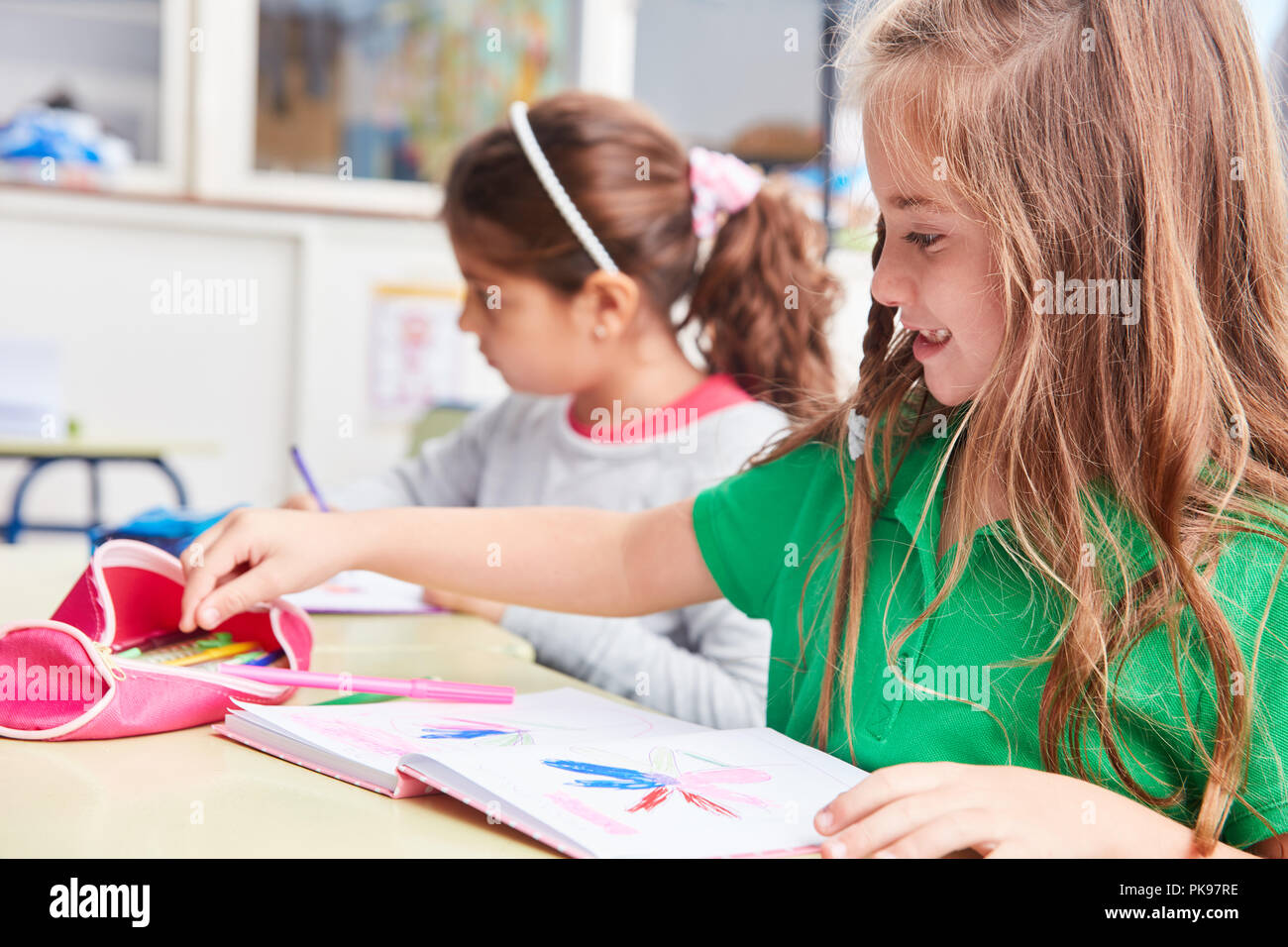 School children drawing hi-res stock photography and images - Alamy