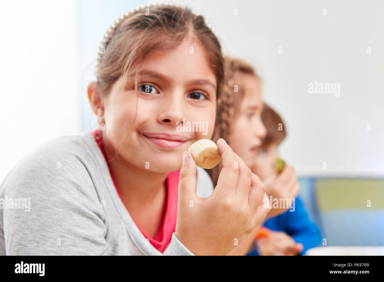 School students canteen eating hi-res stock photography and images - Alamy