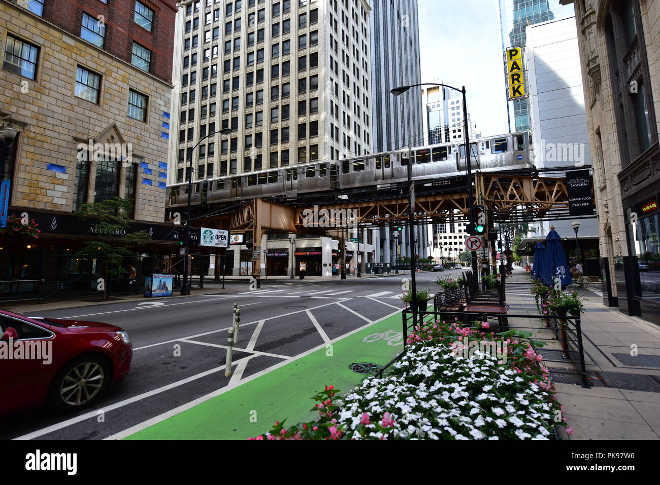 Downtown chicago street hi-res stock photography and images - Alamy