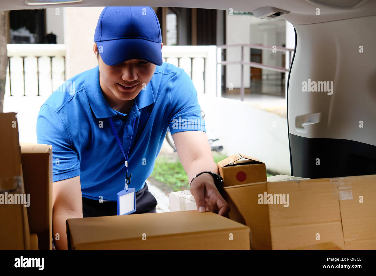 Man hand truck checklist hi-res stock photography and images - Alamy