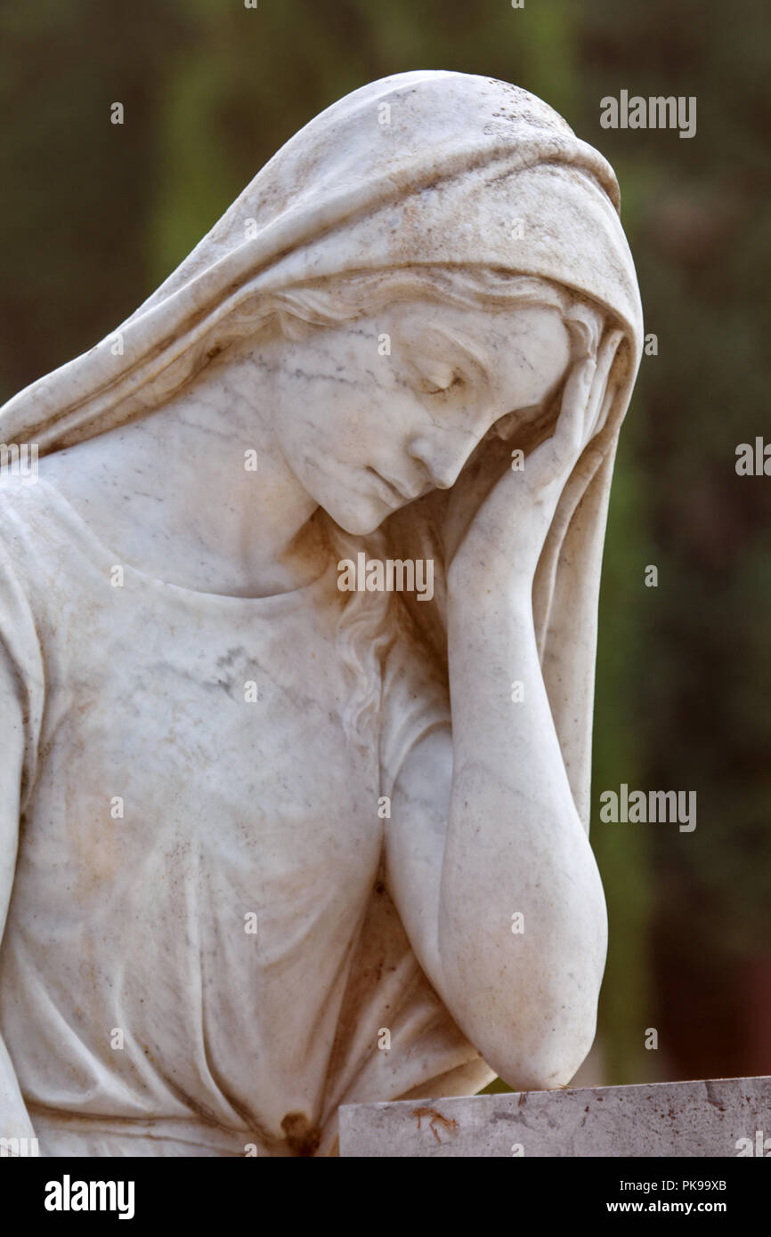 Sad girl in cemetery grave hi-res stock photography and images - Alamy