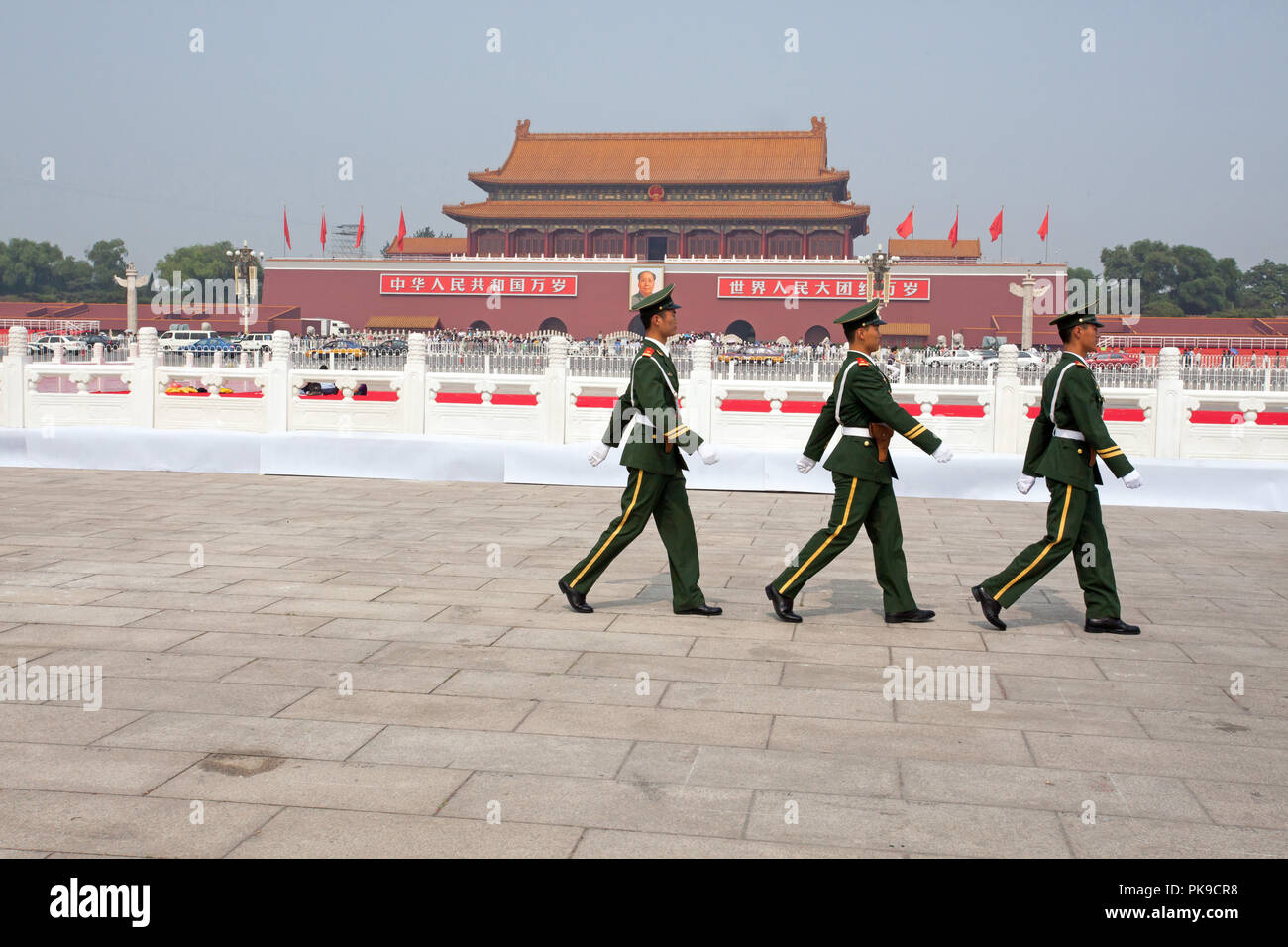 Chinese soldiers tiananmen square hi-res stock photography and images ...