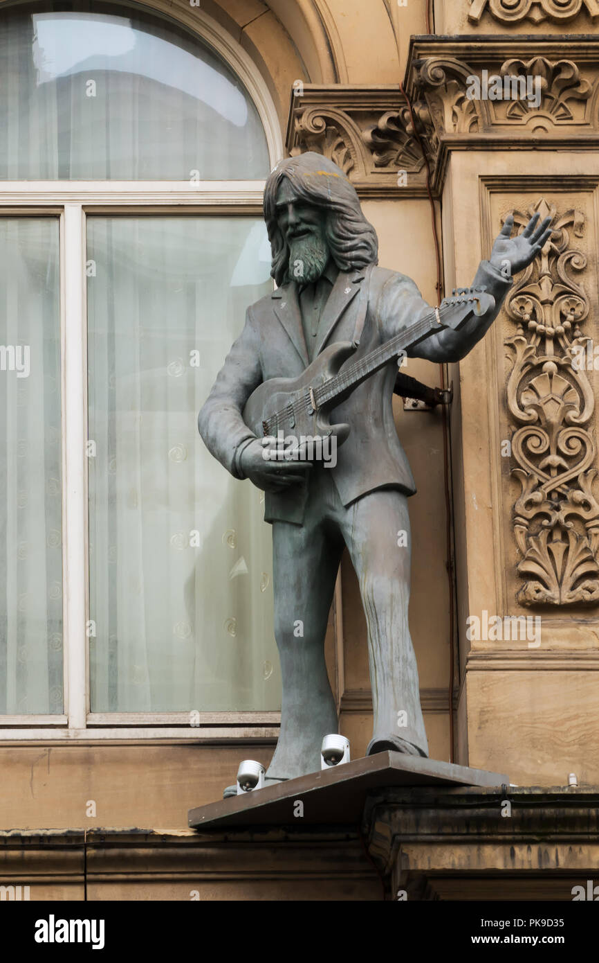 George harrison statue liverpool hi-res stock photography and images ...