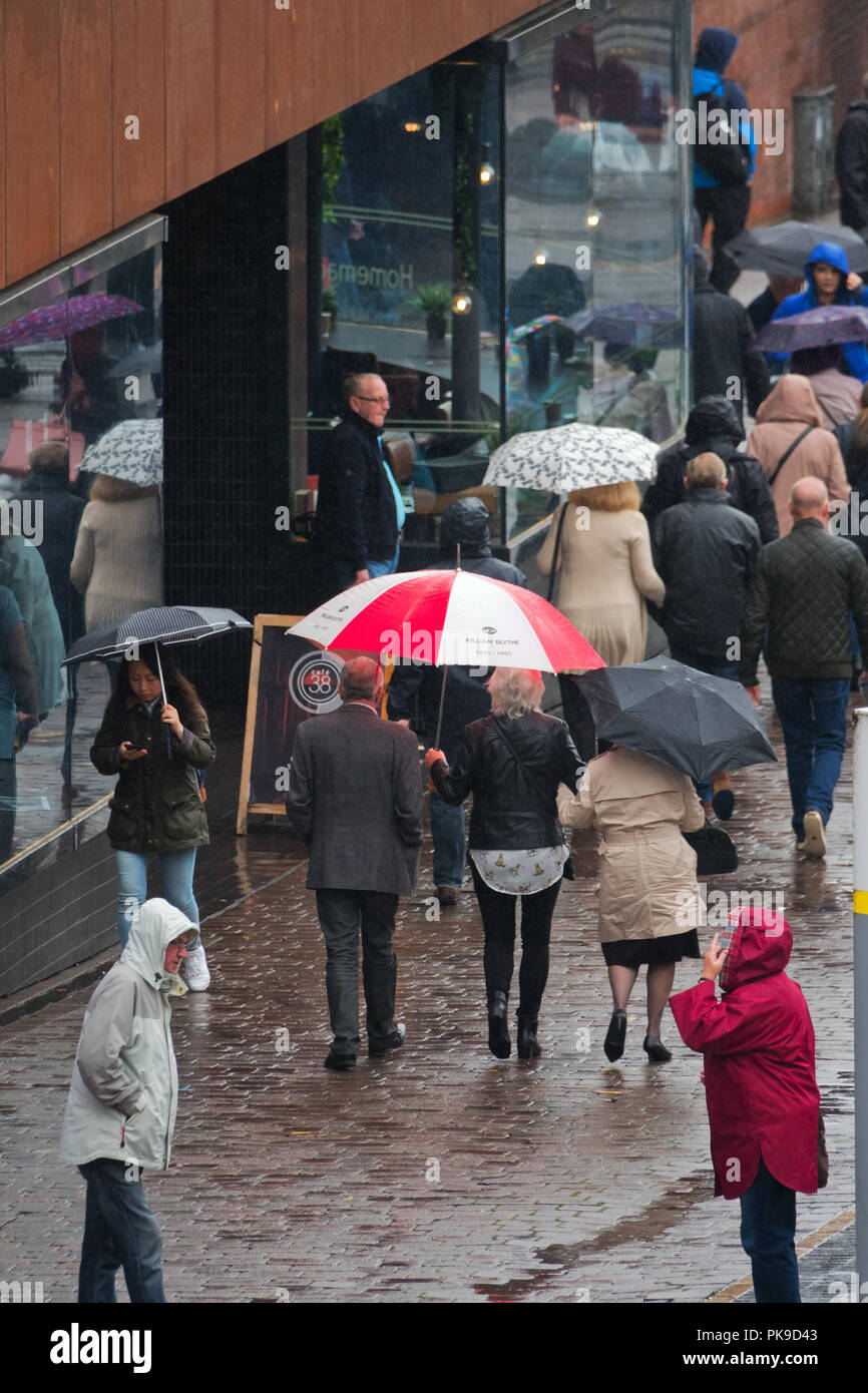 Shopping in wet weather hi-res stock photography and images - Alamy